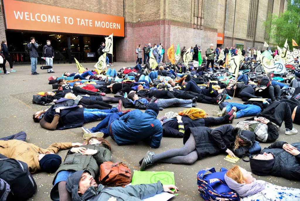 Ireo mpikatroka avy amin'ny Extinction Rebellion dia nanao fihetsiketsehana tao amin'ny Tate Modern. Sary avy amin'i Claire Doherty/In Pictures avy amin'ny Getty Images Images.