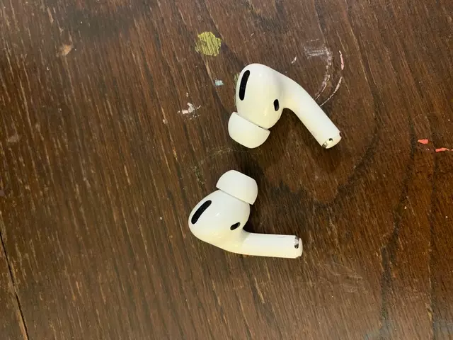 Tahnee Lonsdale's Airpods. Hoton mai zane.