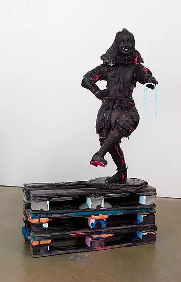 Folkert de Jong, The Balance: Trader's Deal 7 , (2010), Styrofoam, piqmentli poliuretan köpük 66 x 40 x 35 düym. Foto: James Cohan Gallery izni ilə