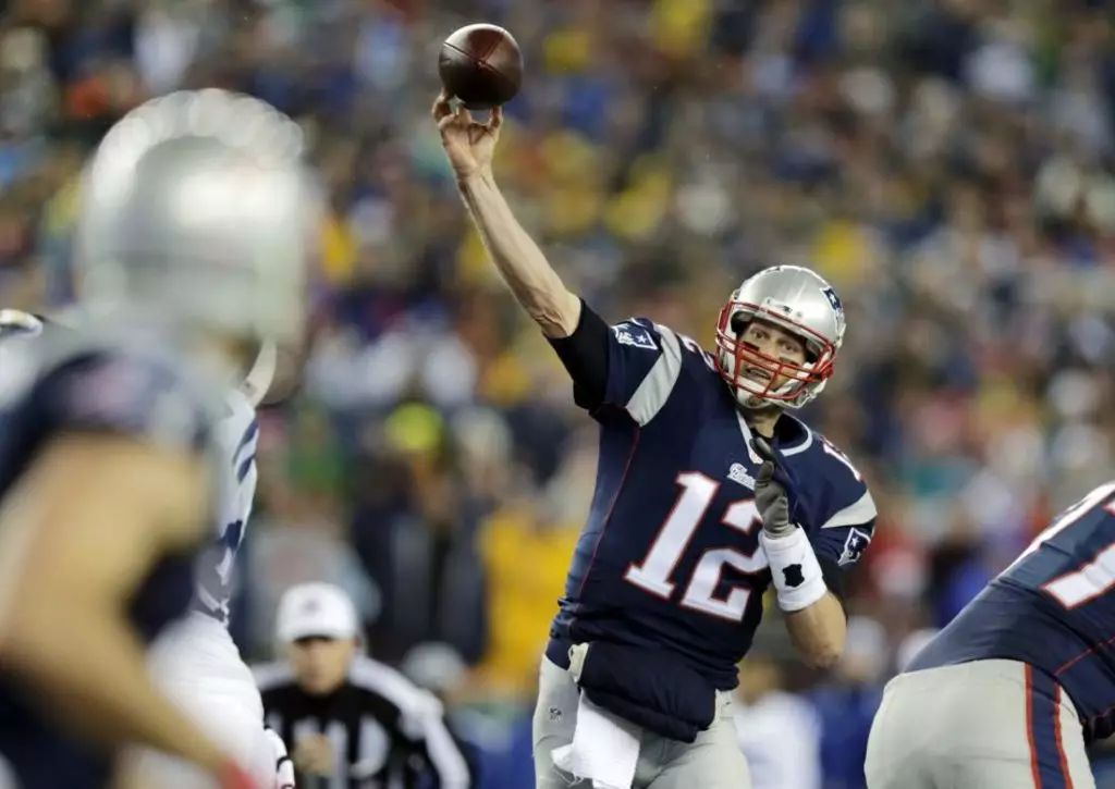 Tom Brady Indianapolis Colts-en aurkako txapelketako lehen zatian. Argazkia: AP Photo/Charles Krupa