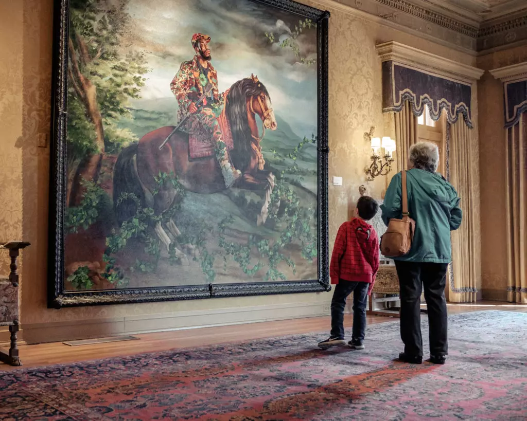 Návštěvníci se dívají na Jezdecký portrét Filipa IV. Kehinde Wileyové (2017). S laskavým svolením Philbrook Museum of Art.