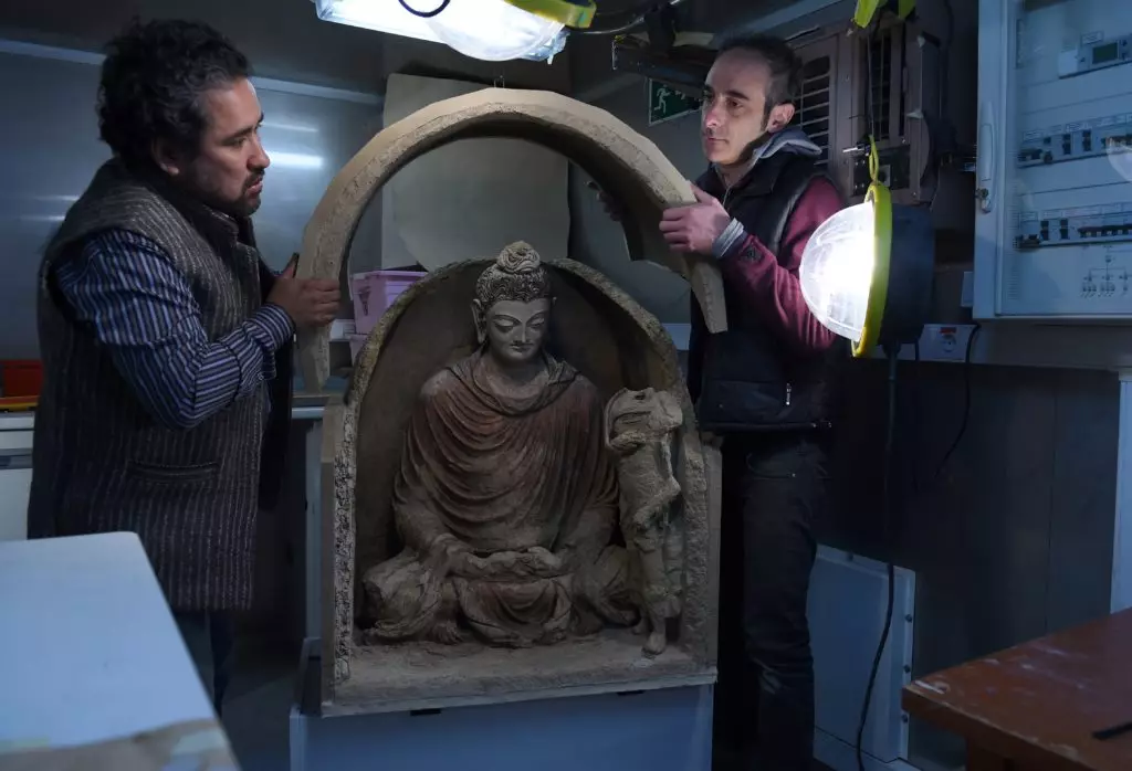 Pakar pemulihan Itali memperkenalkan patung Buddha di Kabul. Ihsan WAKIL KOHSAR/AFP/Getty Images.