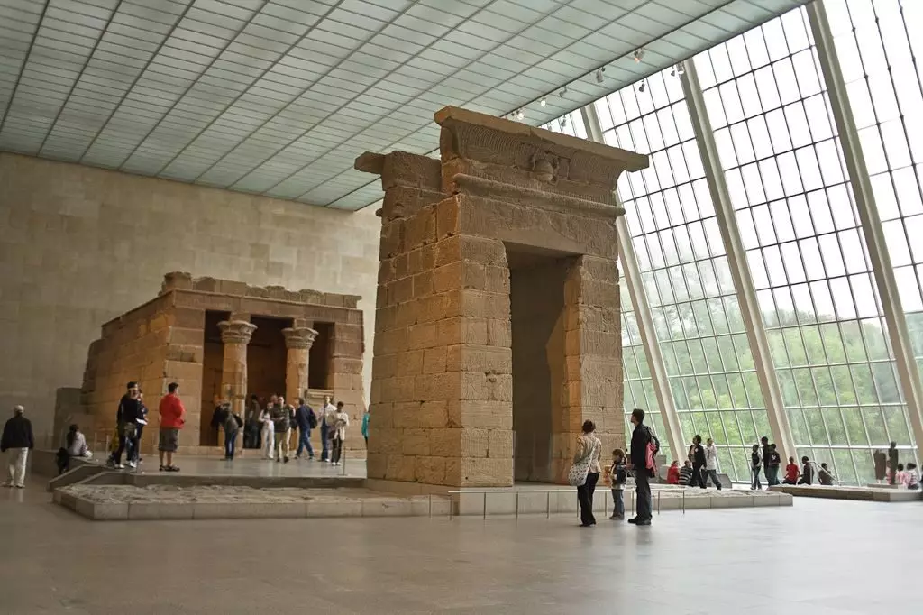 Le Malumalu o Dendur i le Sackler Wing o le Metropolitan Museum of Art. Ata fa'aaloaloga a le Met.