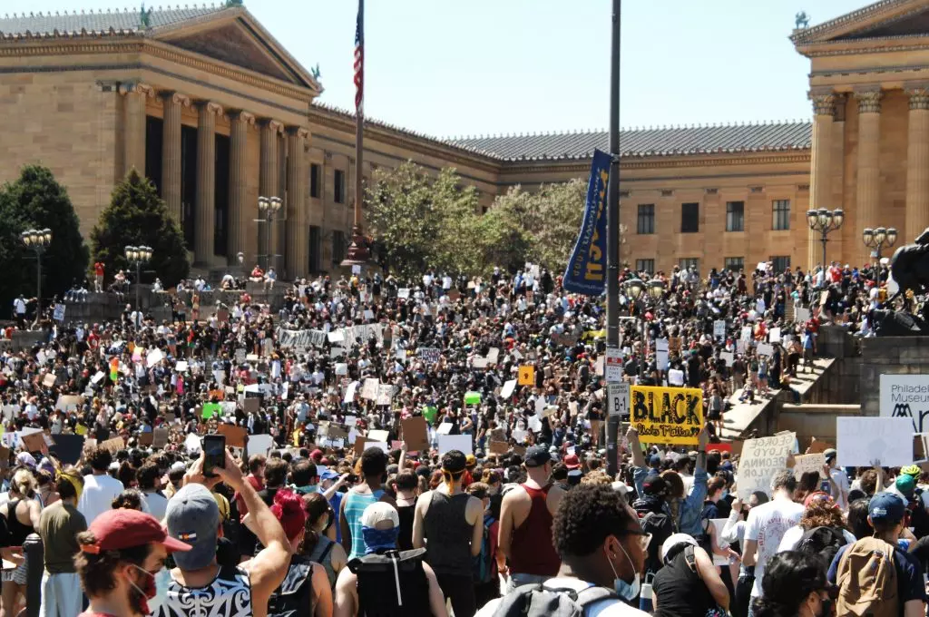 Demonstranti na Black Lives Matter ve Philadelphia Art Museum. Autor fotografie Cory Clark/NurPhoto prostřednictvím Getty Images.