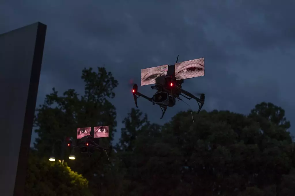 Loro (Them), Multimedijska instalacija in nastop v živo, Parco Sempione, Teatro Continuo di Alberto Burri, Milano, Italija. Po naročilu More Art. Slika z dovoljenjem Krzysztofa Wodiczka.