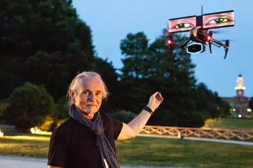 Krzysztof Wodiczko bersama Loro (Mereka) di Milan, 2019.