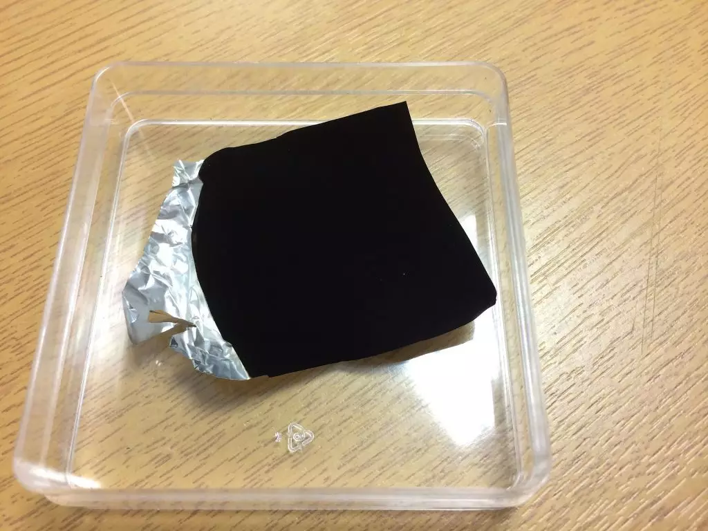 Vantablack үлгүсү. Материал ушунчалык караңгы болгондуктан, бырышталган алюминий фольганы жалпак көрүнөт. Сүрөт Surrey NanoSystems Creative Commons Attribution-Share Alike 3.0 Unported лицензиясы.