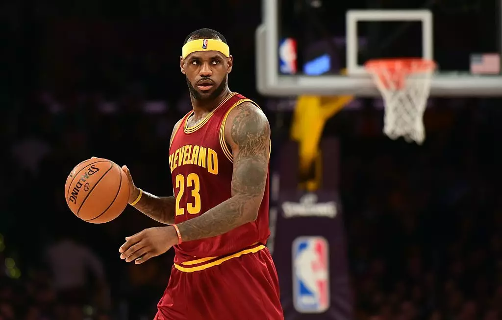 Lebrons Džeimss no Klīvlendas Cavaliers cer piespēli pret Losandželosas Lakers NBA spēlē Staples Center Losandželosā, Kalifornijā 2014. gada 15. janvārī. Foto: Frederiks Dž. Brauns/AFP, izmantojot Getty Images.