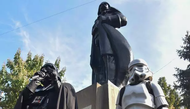 Seniman Ukraina Mengubah Patung Lenin Menjadi Darth Vader 36083_1