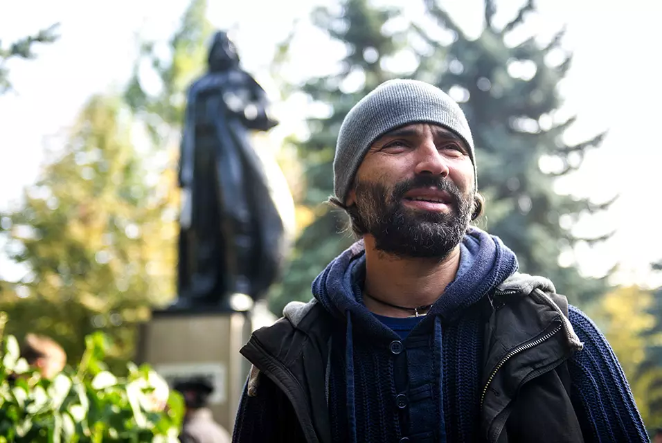 O artista ucraíno converte a estatua de Lenin en Darth Vader 36083_2