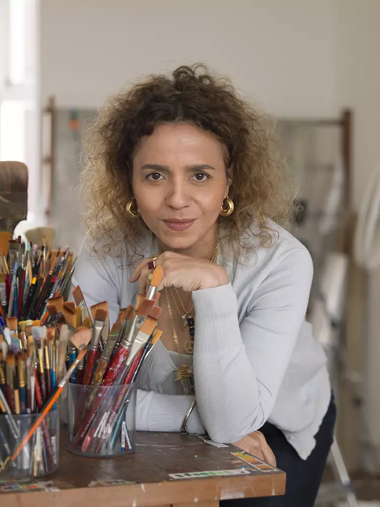 El exuberante estudio de techos altos de la artista brasileña Beatriz Milhazes en Río de Janeiro le brindará una gran envidia por su espacio de trabajo