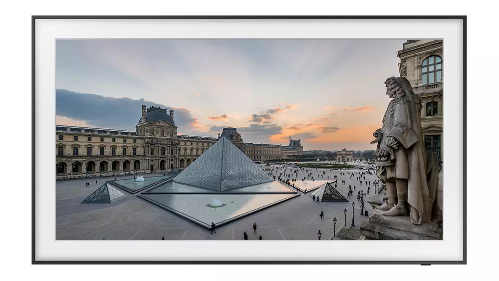 Piramidi ya Louvre, mkati mwa Frame. Mwachilolezo cha Samsung.