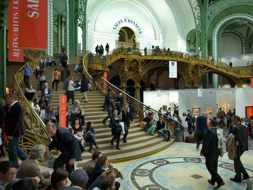 ھەيۋەتلىك Grand Palais ھازىرغا قەدەر ئەڭ كۈچلۈك FIAC سەنئەت يەرمەنكىسىگە ماس كېلىدىغان ئارقا كۆرۈنۈشنى بەلگىلىدى. سۈرەت: jlggb.net