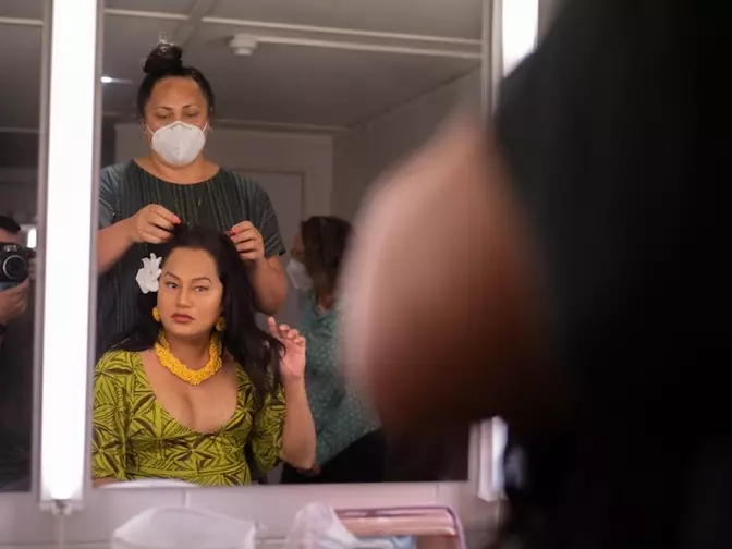 Kunstner Yuki Kihara i make-up og hårforberedelse til en filmoptagelse i Auckland New Zealand