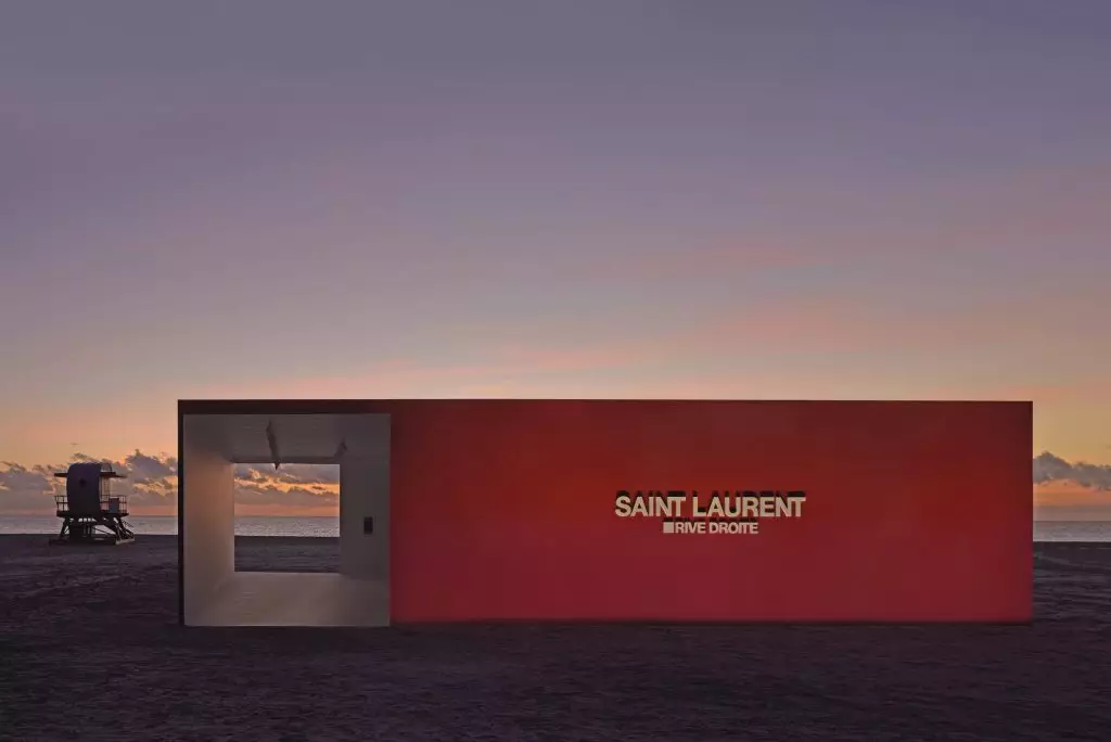 Mayami çimərliyindəki Art Baseldəki Saint Laurent Rive Droite qalereyası. Saint Laurent-in izni ilə.