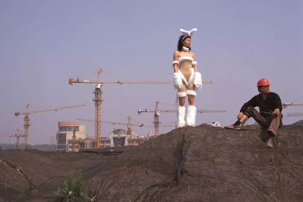 Cao Fei, Un-Cosplayer श्रृंखला: Bunny's World (2004)। छवि: कलाकार र भिटामिन क्रिएटिभ स्पेसको सौजन्य।