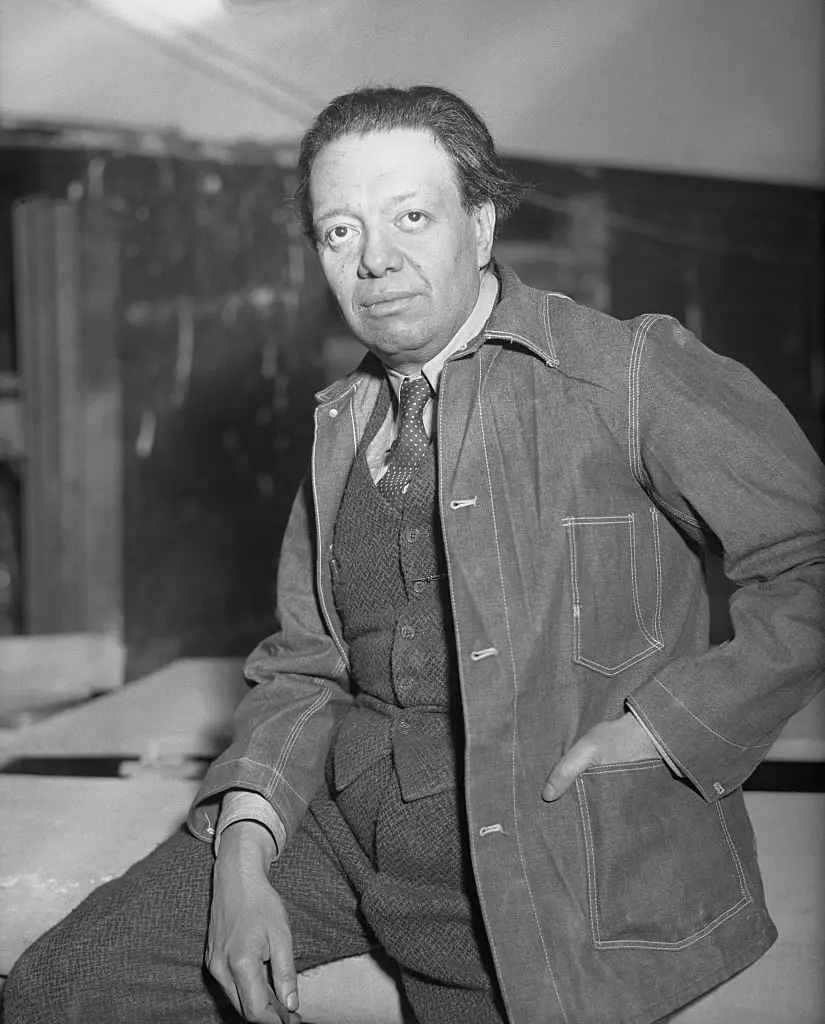 Diego Rivera, miközben festette a 70 emeletes RCA épület nagytermét a New York-i Rockefeller Centerben. A Getty Images jóvoltából.