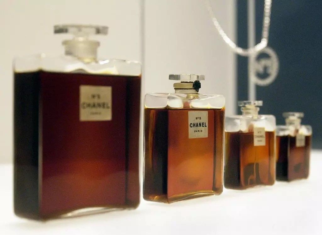 Quatre flacons de parfum Chanel No. 5 de Gabrielle Chanel de 1921 au Metropolitan Museum of Art en 2005. Photo courtoisie Getty Images.