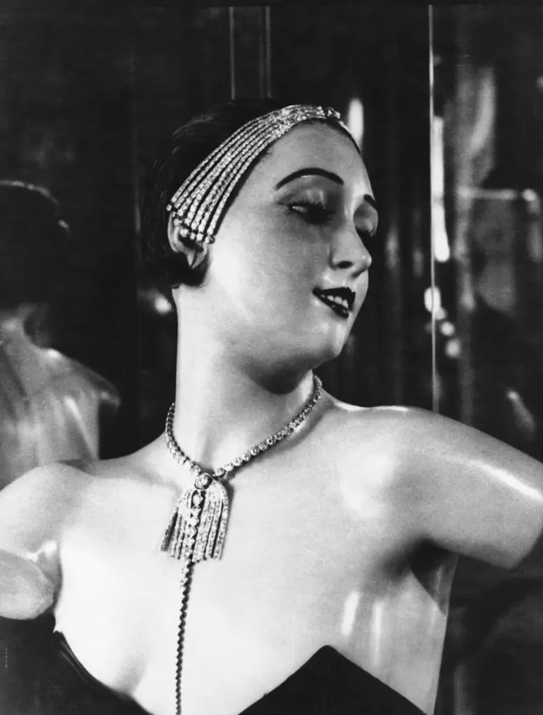 Un mannequin de cire portant un collier et un bandeau orné de bijoux conçu par la créatrice de mode française Coco Chanel, Paris, vers 1932. (Photo par Albert Harlingue/Roger Viollet via Getty Images)