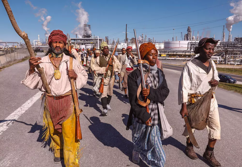 Skjöl um Slave Rebellion Reenactment, samfélagsleg frammistaða sem var frumkvæði að Dread Scott. Sýnd 8.-9. nóvember 2019 í útjaðri New Orelans. Mynd af Soul Brother