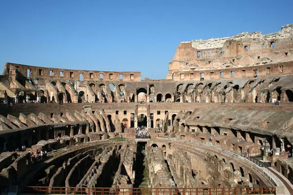 Binne van die Colosseum of Flaviaanse amfiteater, 70/72 - 80 DC in Rome. Foto: Jean-Pol Grandmont