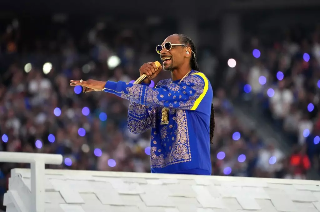 Snoop Dogg o bapala sethaleng nakong ea Pepsi Super Bowl LVI Halftime Show Lebaleng la SoFi ka la 13 Hlakola 2022 Inglewood, California. (Senepe ke Kevin Mazur/Getty Images bakeng sa Roc Nation)