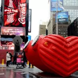 Stereotank, HeartBeat (2015, Times Square, New York. Mufananidzo: Clint Spaulding, neruremekedzo Times Square Arts.