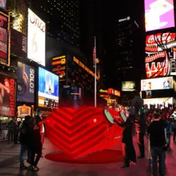 Stereotank, HeartBeat (2015, Times Square, New York (nagre-render). Larawan: Stereotank.