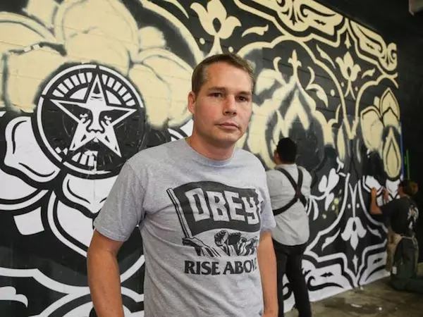 ساقچىلار لوس ئانژېلېستىكى Shepard Fairey نى دېترويىت گۇۋاھنامىسى سەۋەبىدىن قولغا ئالدى