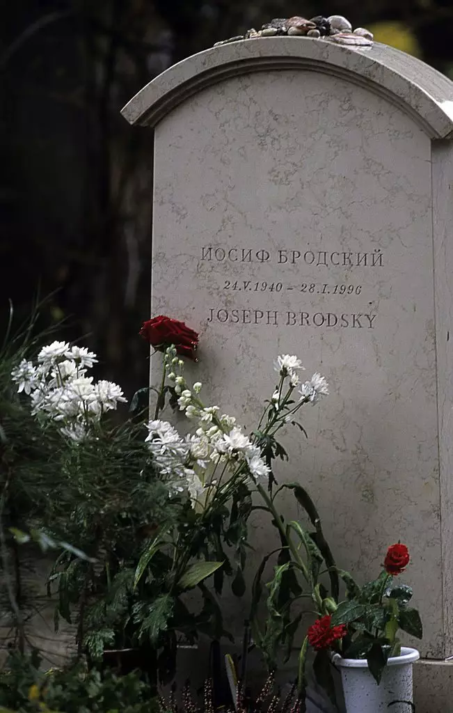 San Michele mezarlığında yazar Joseph Brodsky'nin mezar taşı. Fotoğraf: Getty Images aracılığıyla Mayall/ullstein bild.