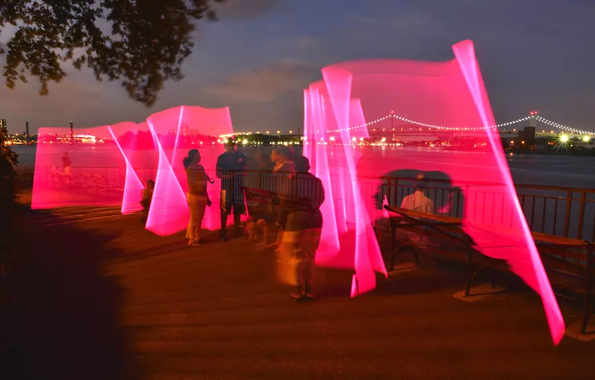 Oṣere Renders East River ṣiṣan ni Light Graffiti