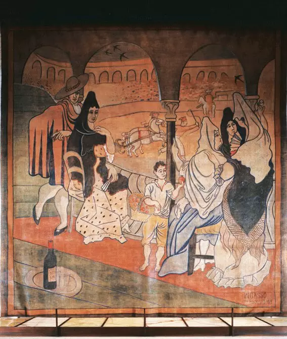 Pablo Picasso, Le Tricorne (1919) ។ វាំងននដែលផុយស្រួយបានព្យួរនៅក្នុងភោជនីយដ្ឋាន Four Seasons តាំងពីឆ្នាំ 1959 ប៉ុន្តែឥឡូវនេះម្ចាស់អគារ Seagram កំពុងព្យាយាមរើវាចេញ។ រូបថត៖ ផ្តល់សិទ្ធិដោយ Four Seasons តាមរយៈ Facebook។