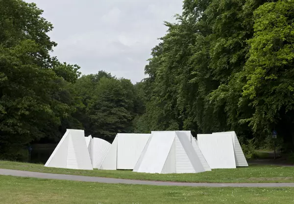 Michael Beutler, Keilhaus-Camp für Enten, Keilhütte (2014) Photo Philipp Ottendörfer