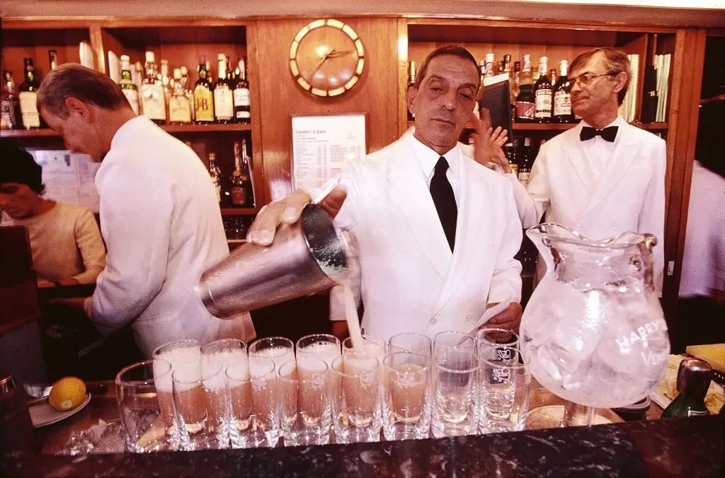 ทำ Bellinis ที่ Harry's Bar ภาพ: Sylvain GRANDADAM/Gamma-Rapho ผ่าน Getty Images