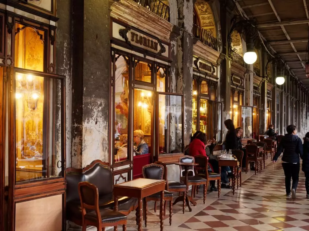 Luar Caffè Florian. Poto: Eddy Buttarelli / REDA & CO / Grup Gambar Universal via Getty Gambar.