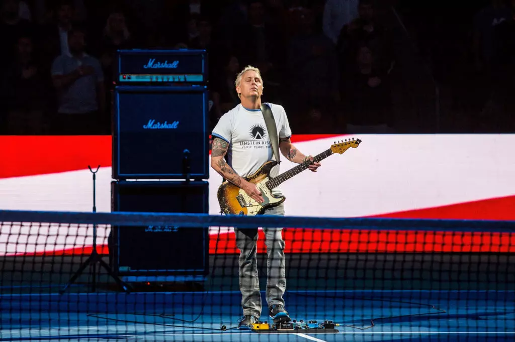 音樂家 Mike McCready 於 2017 年 4 月 29 日在華盛頓州西雅圖的 KeyArena 舉行的非洲 4 比賽表演賽上演奏美國國歌。蘇茲普拉特/蓋蒂圖片社拍攝。