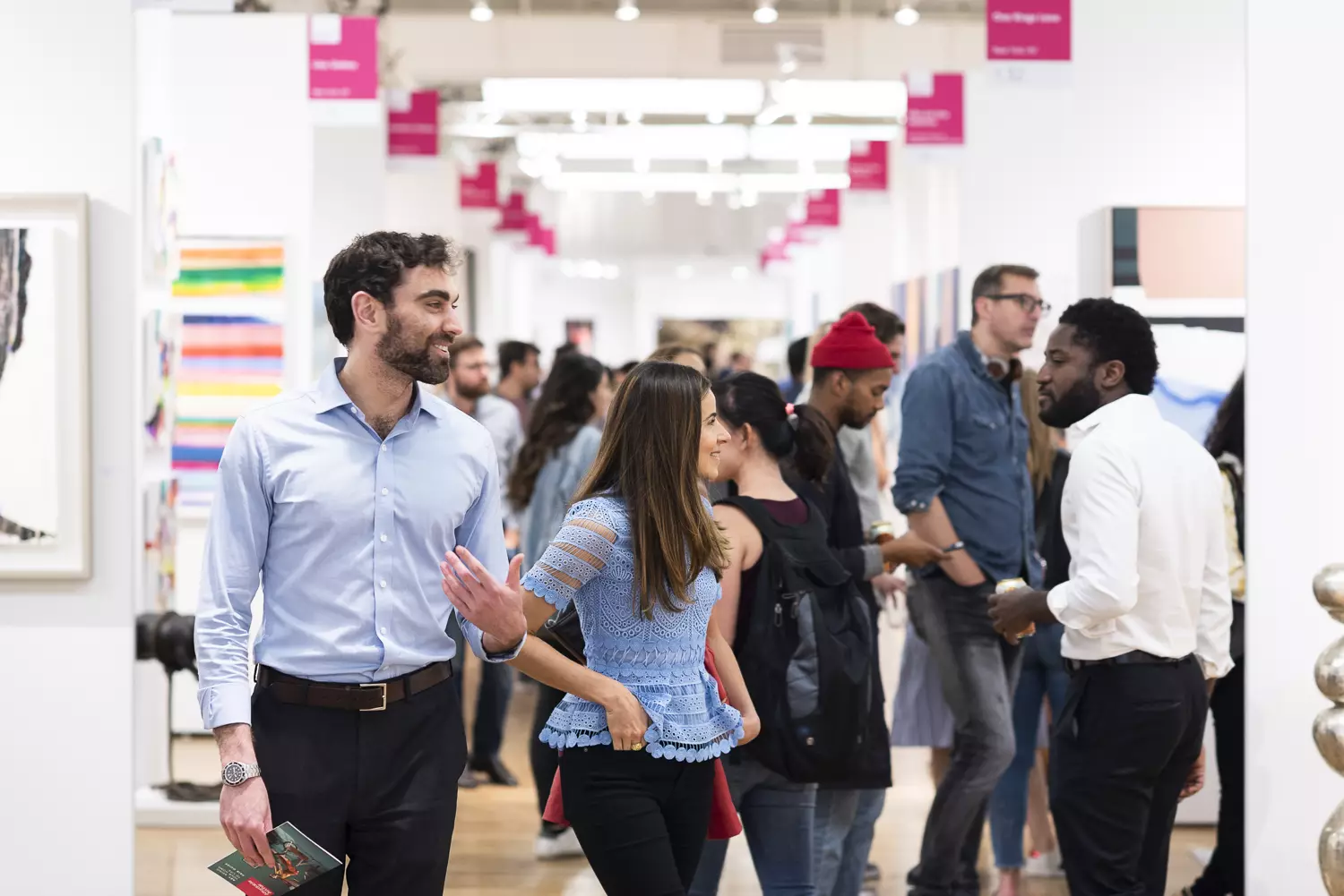 Während die Affordable Art Fair ihr 20-jähriges Bestehen feiert, finden junge Käufer ihre Transparenz und Zugänglichkeit relevanter denn je