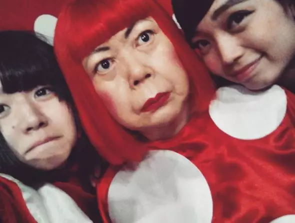 Yayoi Kusama cos fans.Foto: cortesía de Instagram.