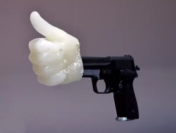 Khaled Jarrar、ピストル9mm（2009）写真：ArtBärtschi＆Cie経由