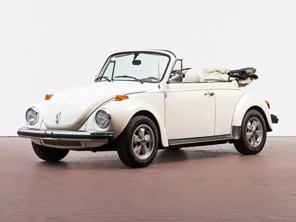 VW Beetle 1303 Cabriolet amb motor tipus 4 i 75 kW, model 1977.