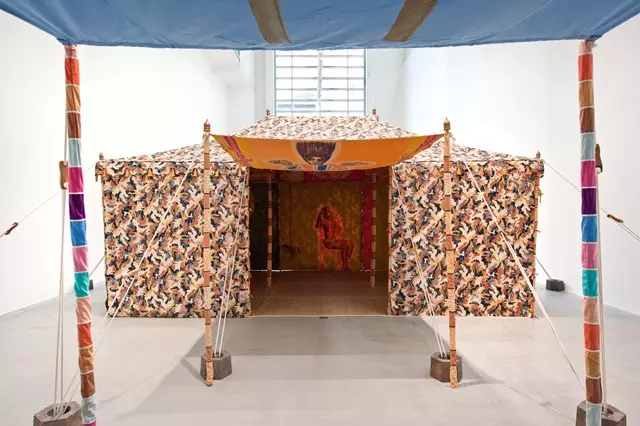 Francesco Clemente, Standing With Truth Tent, 2013 (útsýni), tempera á bómull og blandaðri tækni. Með leyfi listamannsins og Blain/Southern Gallery, Berlín.