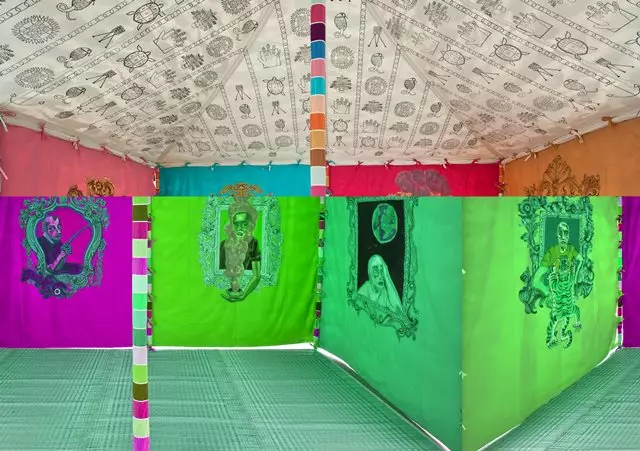 Francesco Clemente, Museum Tent, 2013 (අභ්‍යන්තර දර්ශනය), කපු සහ මිශ්‍ර මාධ්‍ය මත tempera. කලාකරුගේ අනුග්රහය සහ Blain/Southern Gallery, Berlin.