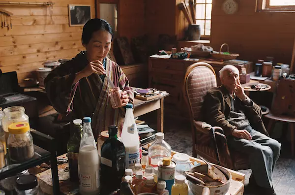 Balthus und Setsuko Klossowska de Rola im Atelier des Künstlers im Grand Chalet in Rossinière, SchweizFoto via: The Art of the Room