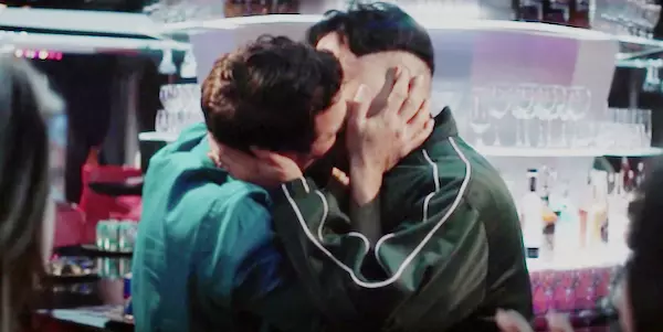 James Franco maler Kiss med Randall Park