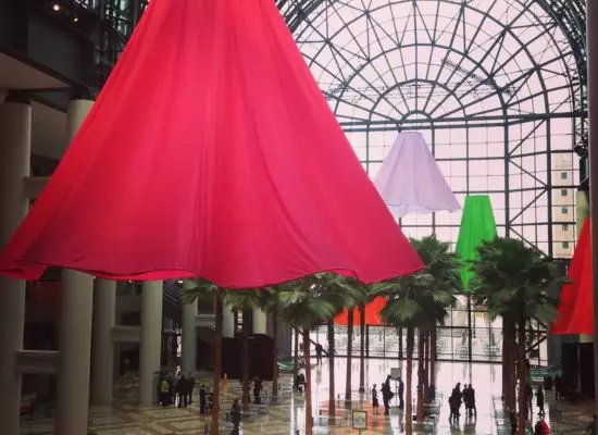 Heather Nicol, Soft Spin (2015), New York, Brookfield Place හි Winter Garden හි.