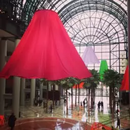 Heather Nicol, Soft Spin (2015), New York, Brookfield Place හි Winter Garden හි.