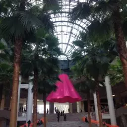 Heather Nicol, Soft Spin (2015), New York, Brookfield Place හි Winter Garden හි.