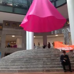 Heather Nicol, Soft Spin (2015), New York, Brookfield Place හි Winter Garden හි.