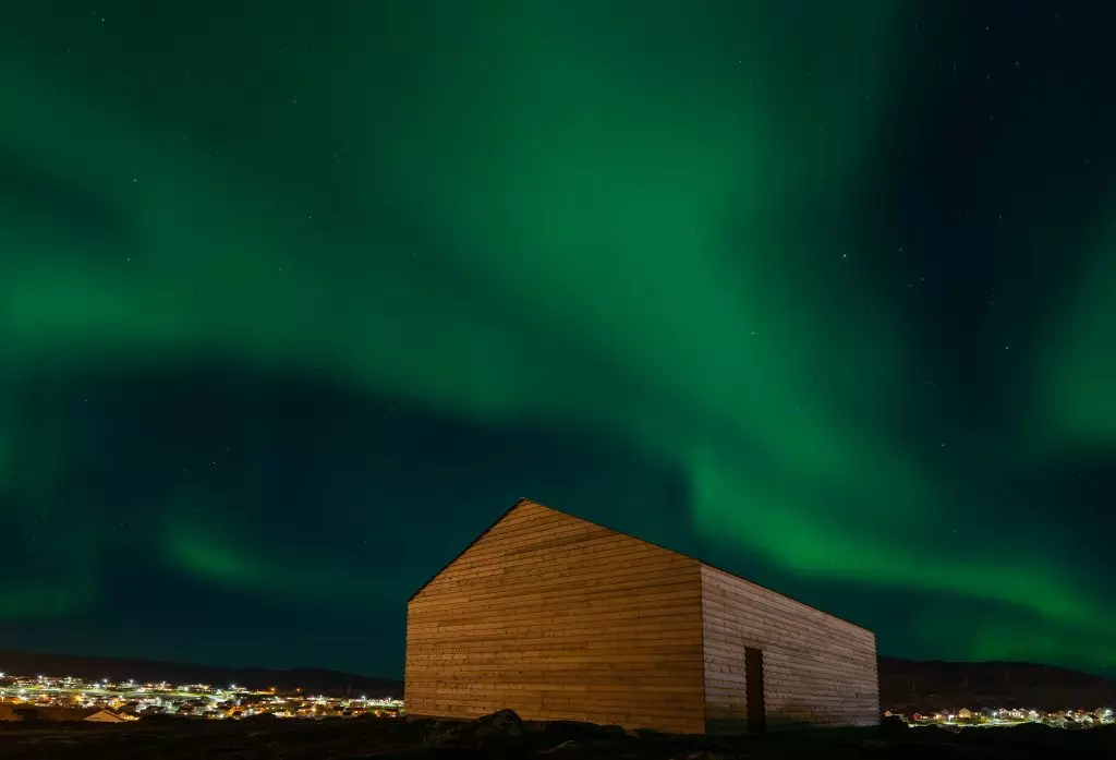 Una estructura de Jensen & Skodvin Architects que allotja la nova instal·lació de Roni Horn a Havøysund, al nord de Noruega, ambdues encarregades per Norwegian Scenic Routes. Foto: Frid-Jorunn Stabell.