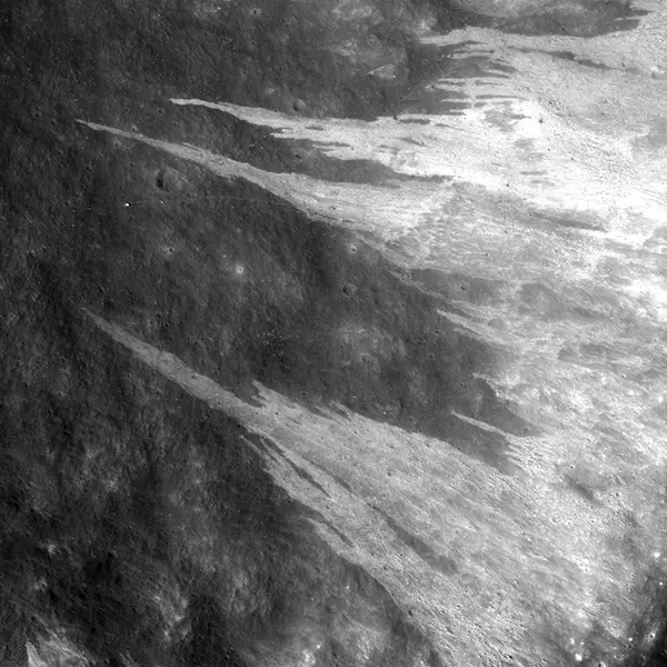 Clerke Crater. Wêne: LRO, NASA.